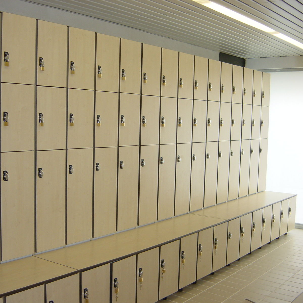 HPL更衣室储物柜 - AVEC BOÎTE DE RANGEMENT - GEKIPS - 公共机构用 / 用于运动设施 / 卫浴