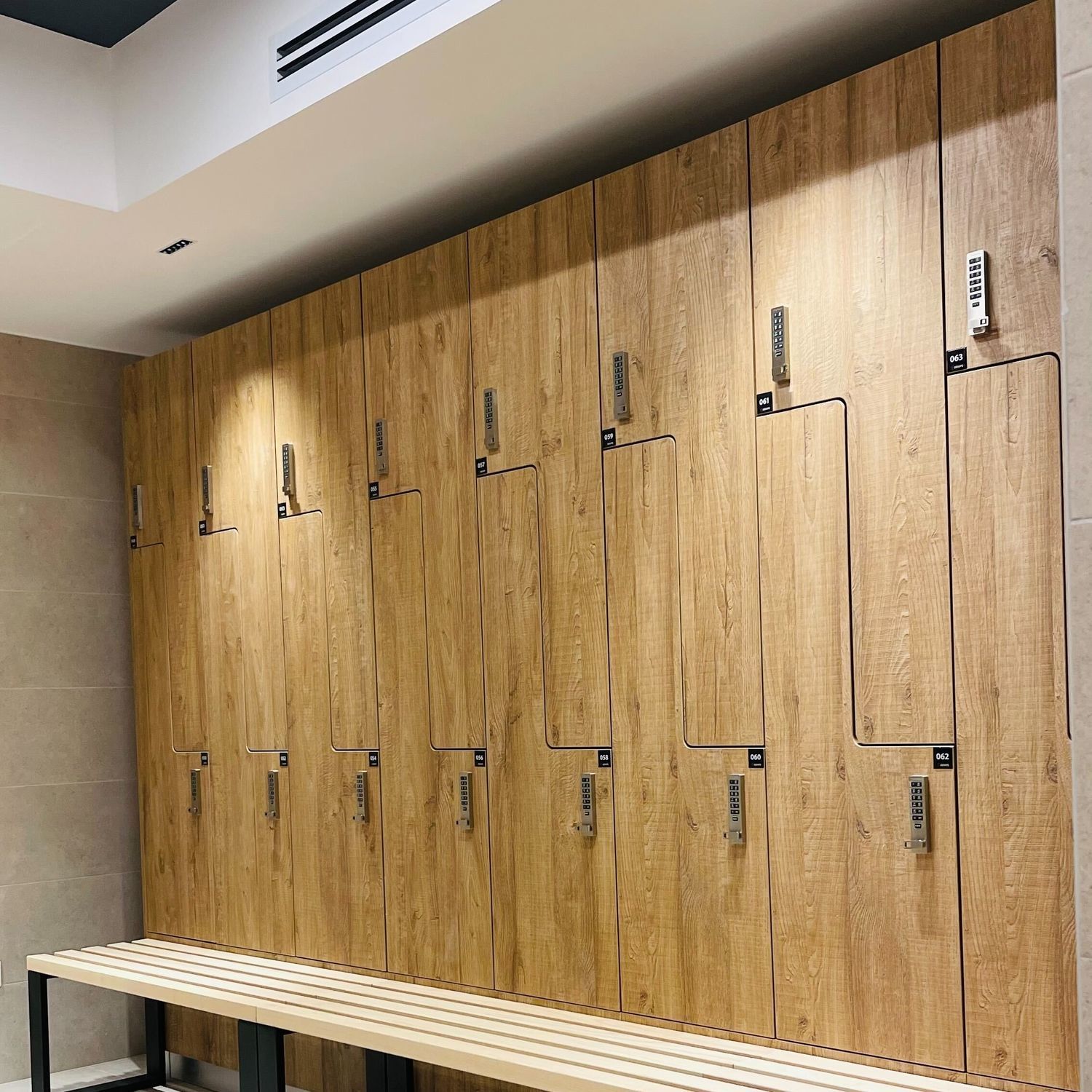 三聚氰胺更衣室储物柜 - L - GEKIPS - 木质 / 密码 / 商用